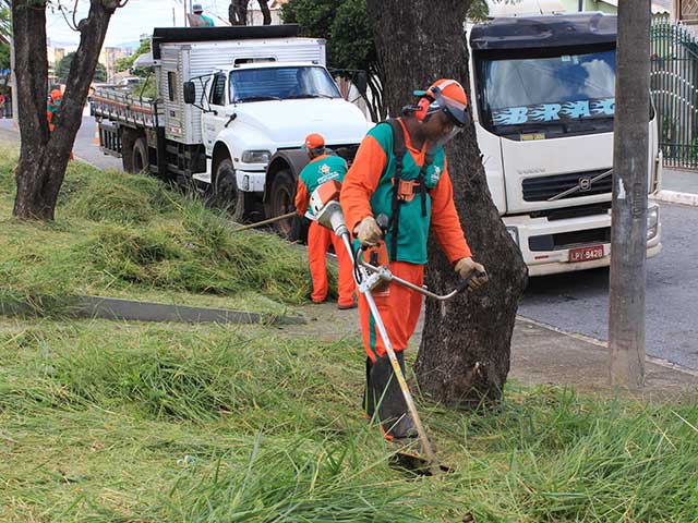Prefeitura Realiza Limpeza Urbana Na Regional Sede